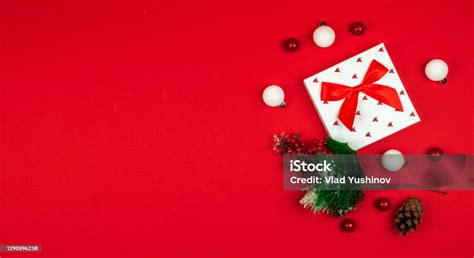 빨간색 배경 배너 상단 보기 및 복사 공간에 미니멀리즘 크리스마스 구성 선물 및 장식 개념에 대한 스톡 사진 및 기타 이미지 개념 개념과 주제 검은색 Istock