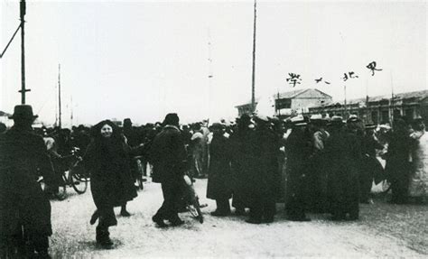 1935年12月9日，北平数千名爱国学生举行抗日救国示威游行，在全国掀起声势浩大的抗日救亡浪潮。