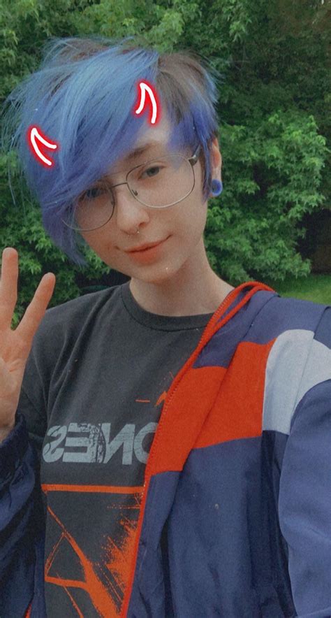 Devil Boi 😈 💙 Scrolller