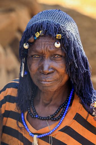 지역 부족 마을의 집 근처에 앉아 있는 아프리카 콘소 여성의 초상화를 클로즈업 Konso Tribe에 대한 스톡 사진 및