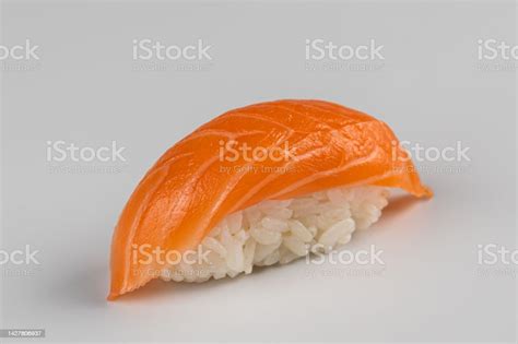 물고기 필레가있는 Ebi Nigiri 초밥 또는 새우 Nigirizushi 흰색 배경 위에 고립 생선 초밥에 대한 스톡 사진 및