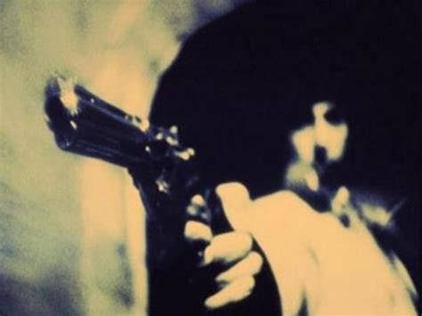 Bandidos invadem residência e atiram contra casal de jovens e bebê de anos