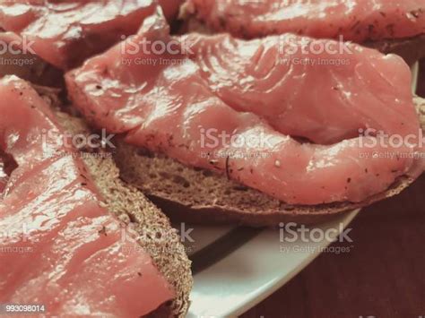 뷔페는 코 티 지에서 저녁 식사 자연 샌드위치 연어 물고기에 잔치 고기에 대한 스톡 사진 및 기타 이미지 고기 먹기