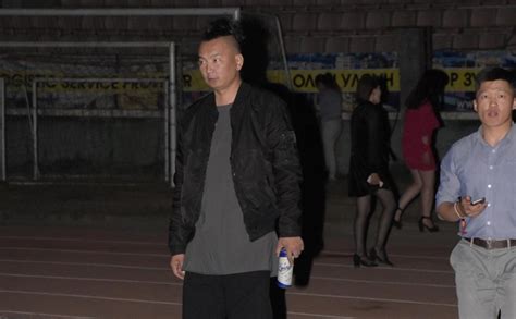 Найруулагч жүжигчин Э Батхүү пиводож явна