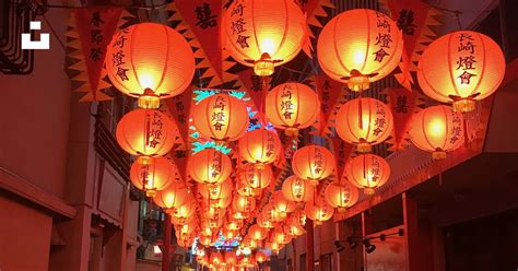 人々の頭上に吊るされた中国の提灯の写真 Unsplashの無料長崎写真