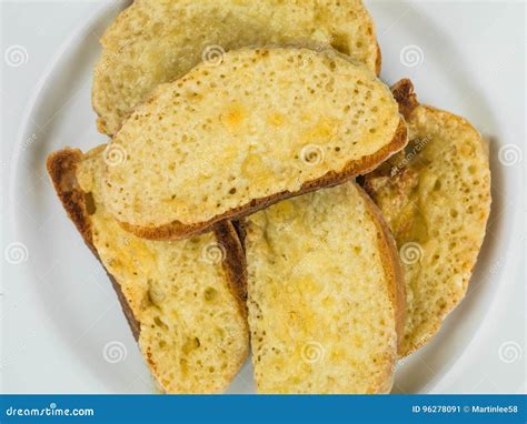 Hete Gesmolten Cheddarkaas Op Geroosterd Ciabatta Brood Stock