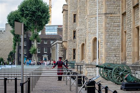 런던 타워로얄 크라운 보석을 볼 수 정문 앞 라인에서 대기 하는 사람들 건물 외관에 대한 스톡 사진 및 기타 이미지 건물 외관 건축 게이트 Istock