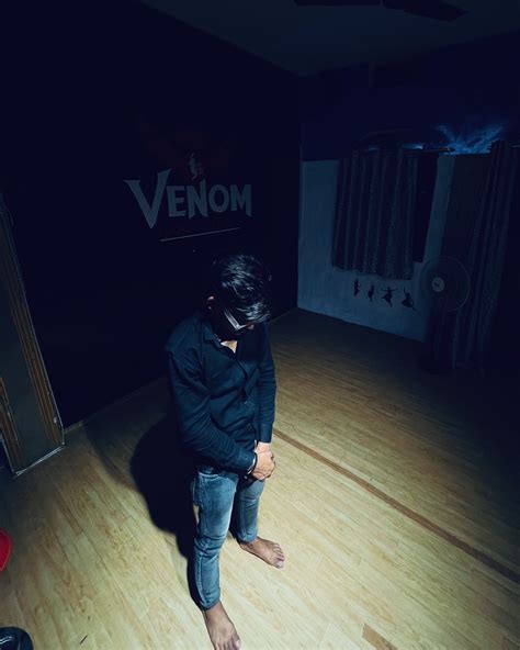 Ye Zindagi Ka Wo Mukam Hai Jaha Maut Mayassar Nahi Aur Ishq Nakaam Hai Robeen Boy Click
