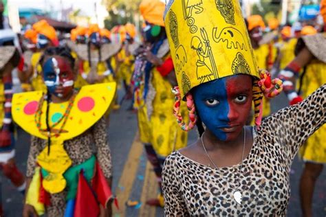 SD Celebra Su Desfile De Carnaval Bajo El Sol Y El Calor