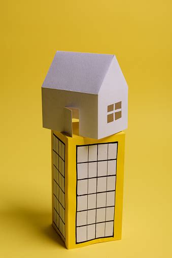 노란색 배경 용지에 아파트 블록 위에 흰색 가족 종이 집 미니멀하고 심플한 컨셉 스타일 공간을 복사합니다 수직 방향 0명에 대한 스톡 사진 및 기타 이미지 Istock