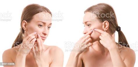 아름 다운 젊은 여 자가 아름다움 얼굴 여드름 세트를 누르면 각질제거에 대한 스톡 사진 및 기타 이미지 각질제거 건강관리와