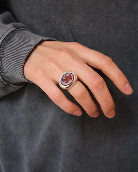 кольцо печатка Lab241 с инталией 16 размера сердолик купить за 22 900 ₽ Alohagaia