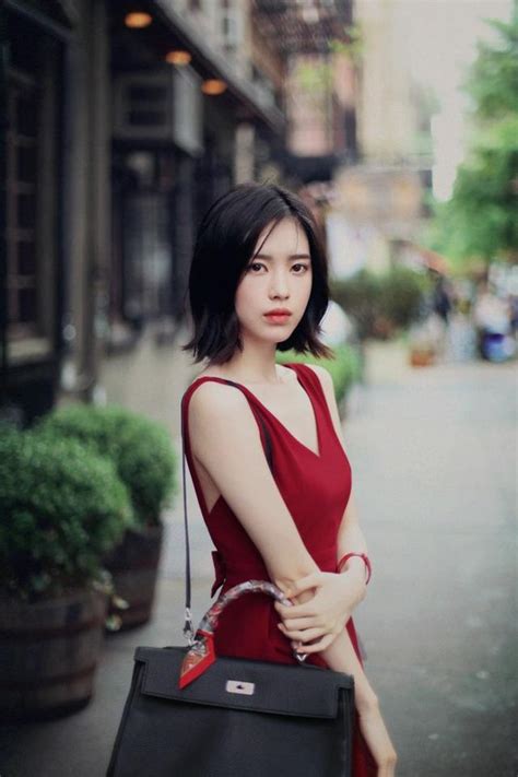尹善英韓國第一平面模特 妖嬈嫵媚露背裝 每日頭條