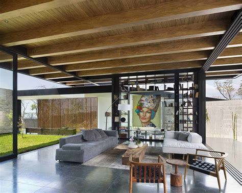 The Exposed Wood Ceiling Of This Home Shows Off Its Structure Design