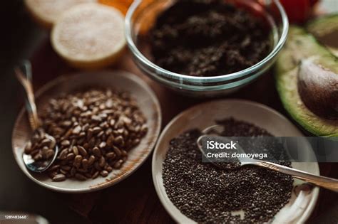 치아 씨앗 해바라기 씨 체리 토마토를 곁들인 아보카도 페스토 소스 치아씨드에 대한 스톡 사진 및 기타 이미지 치아씨드 0명