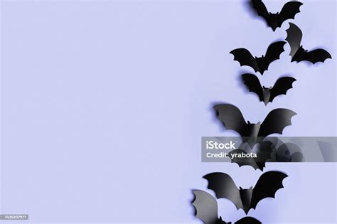 할로윈 파티 배경으로 검은 박쥐가 있는 최소 배너 휴일을 위한 라벤더 색 배경에 날아다니는 박쥐를 장식하는 종이 장식의 창의적인 레이아웃 빈 공간이 있는 할로윈 배너 10