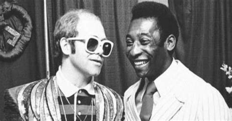 Elton John homenageia Pelé O maior de todos