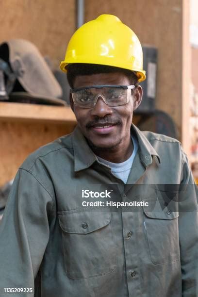 안전 헬멧을 입은 검은 남성 건설 노동자의 초상화 카메라에서 웃 고 있는 고글 30 39세에 대한 스톡 사진 및 기타 이미지 30 39세 공예 기업 재무와 산업