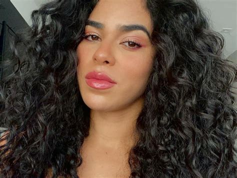 Musa Do No Limite Elana Valenaria Mostra Corpaço De Biquíni Em Dunas
