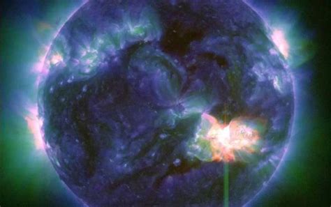 Golpea A La Tierra Fuerte Tormenta Solar