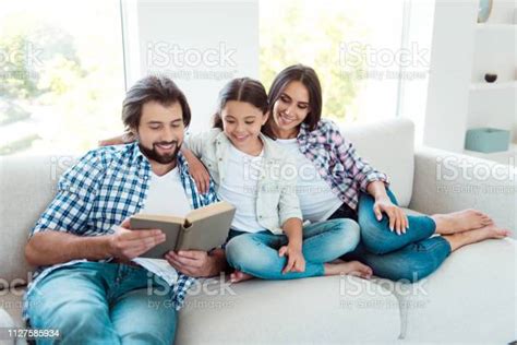 디반 밝은 흰색 현대적인 인테리어를 실내에서 자유 시간을 읽기에 앉아 좋은 귀여운 사랑 스러운 유행 매력적인 명랑 한 명랑 한