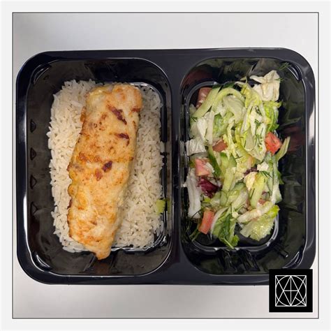 Vištienos Suktinukas Su Sūriu Pateikiamas Su Ryžiais Ir šviežiomis Salotomis Mokslininkai