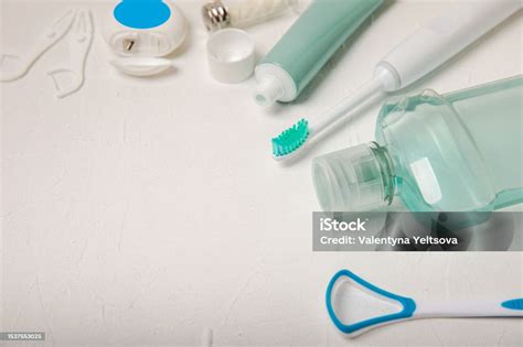 음파 전동 칫솔 치약 구강 세정제 치실 혀 클리너가 있는 욕실 구강 위생 치과 치료 치과 개념입니다 텍스트를 위한 위치입니다 복사 장소 모형 0명에 대한 스톡 사진 및 기타