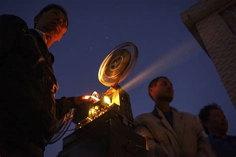 今夜村里放电影 界面新闻 图片