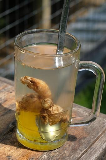 Wedang Jahe Gula Batu Hot Liquid Ginger는 생강 암설탕 및 뜨거운 물로 만든 인도네시아 전통
