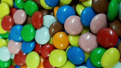 Как делают M&M эмемдемс шоколад طريقة تصنيع السميري ام آند امز - YouTube