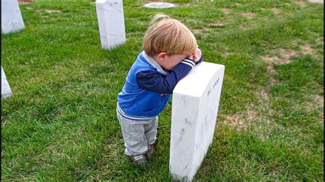 پسر بر سر قبر مادرش گریه می کند و می گوید مرا با خودت ببر سپس یک اتفاق باورنکردنی رخ داد