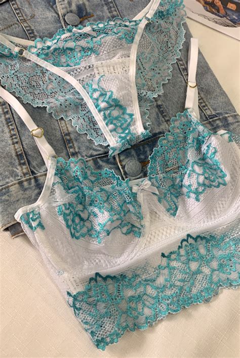 Conjunto Calcinha E Sutiã Cropped Rendado Sem Bojo Com Aro De