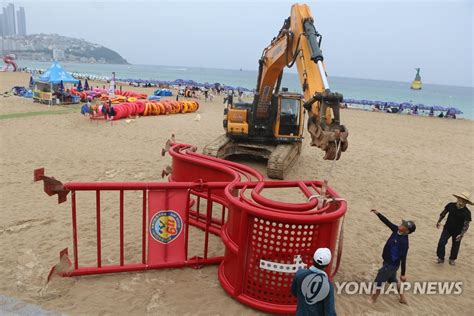 태풍 대비하는 해운대해수욕장 연합뉴스