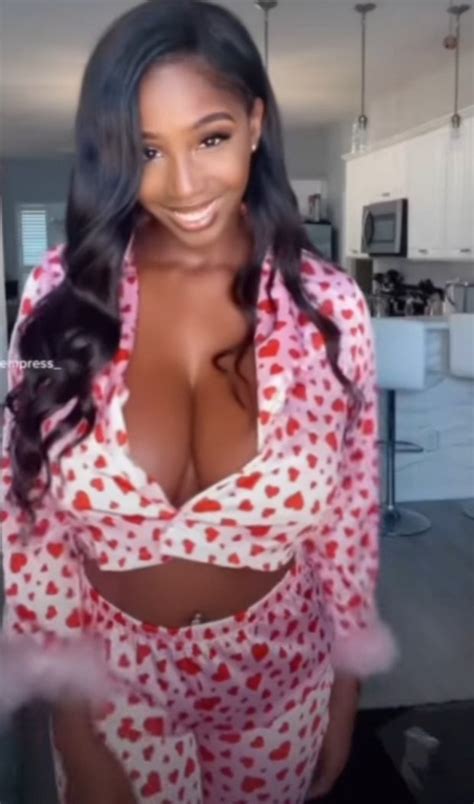 Ellie Mae Huge Boobs Heart Outfit Smile Male43can