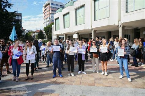 Представители на различни културни институции в Бургас излязоха на мирен протест Утро