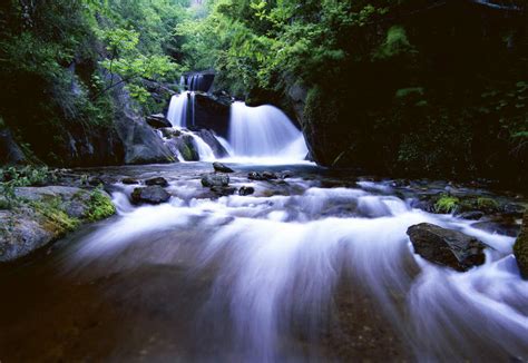 无人横图室外白天长时间曝光仰视旅游度假河流石头美景瀑布森林树林水植物中国亚洲飞溅溅石子液体河水