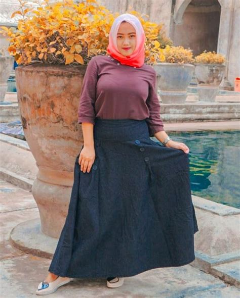 Foto Jilboobs Gaya Pose Berdiri Cewek Cantik Berjilbab Memakai Rok