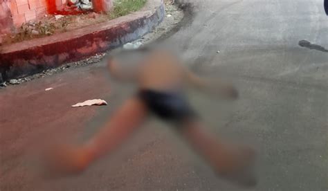 IMAGENS FORTES Homem é perseguido e morto a terçadadas na cabeça