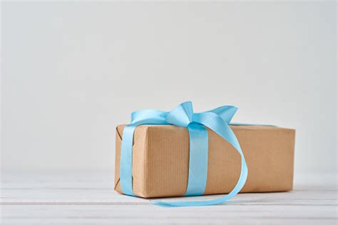 흰색 배경에 파란색 리본이있는 공예 용지에 선물 상자를 닫습니다 0명에 대한 스톡 사진 및 기타 이미지 0명 12월 개념 Istock