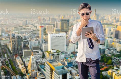 노트북 및 디지털 태블릿 도시 배경 사용 하 여 하는 젊은 사업가 경제에 대한 스톡 사진 및 기타 이미지 경제 고층 건물 그래프 Istock