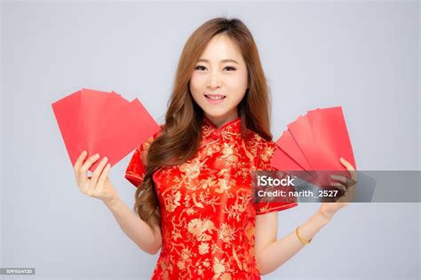 아름 다운 초상화 젊은 아시아 여자 치파오 드레스 흰색 바탕에 웃는 지주 빨간 봉투 여자와 흥분 행복 한 중국 새 해 축 하