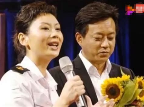 51歲朱軍老婆秀恩愛，小鳥依人靠老公懷抱，豪宅內景曝光裝修豪華 資訊咖