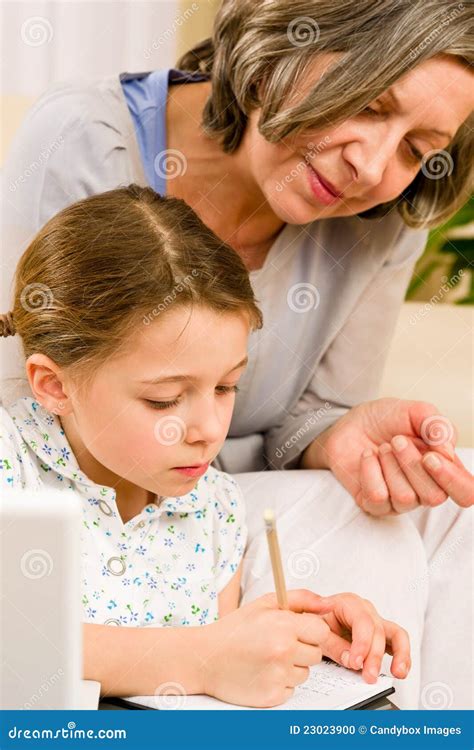 Nipote Di Guida Della Nonna Che Fa Lavoro Fotografia Stock Immagine