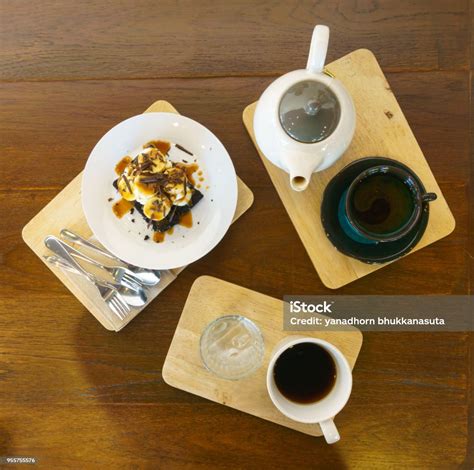 음료와 디저트의 최고 보기는 차 남 비 화이트 커피 컵 물 나무 접시와 테이블에 케이크의 컵의 구성 음식 디자인 개념입니다 0명에 대한 스톡 사진 및 기타 이미지 Istock