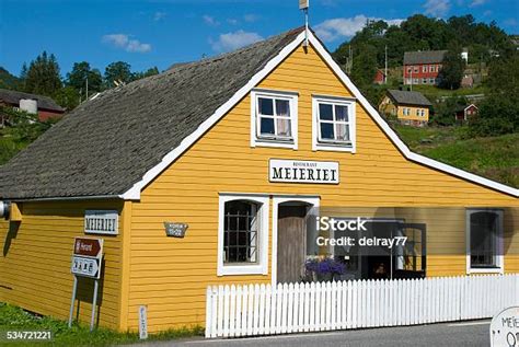 Rumah Skandinavia Kuning Di Norwegia Foto Stok Unduh Gambar Sekarang