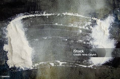 어두운 콘크리트 테이블의 배경에 밀가루 검은 색 배경에 흰 밀가루의 얼룩 텍스트 공간 부엌에 대한 스톡 사진 및 기타 이미지