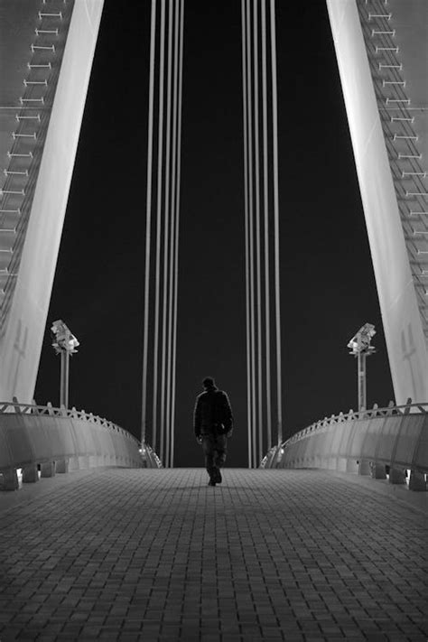 걷고 있는 그림자 다리 보도 보행자 통로 블랙 앤 화이트 사람 인도에 관한 무료 스톡 사진