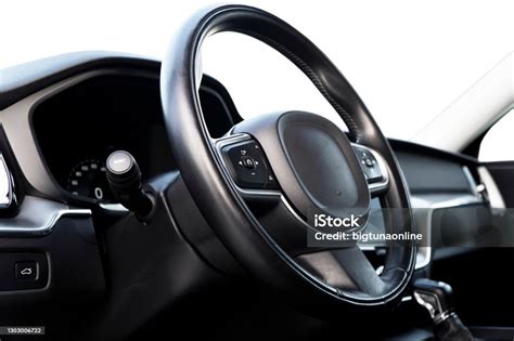 블랙 럭셔리 모던 카 인테리어 스티어링 휠 시프트 레버 및 대시보드 현대 자동차 인테리어의 세부 사항 자동 기어 스틱 고가의 자동차에 스티치가 있는 가죽 시트의 일부 0명에