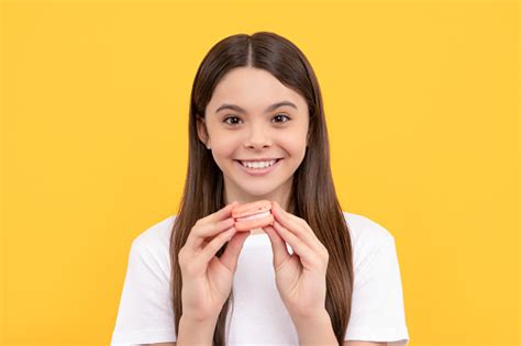 디저트 빵집에서 웃는 쾌활한 아이 아이는 프랑스 마카롱을 들고 있습니다 마카롱 쿠키 먹기에 대한 스톡 사진 및 기타 이미지 먹기 쿠키 십대 Istock