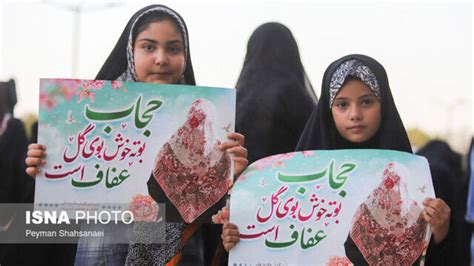 تجمع گروهی از افراد در انتقاد به بی‌حجابی مقابل مجلس